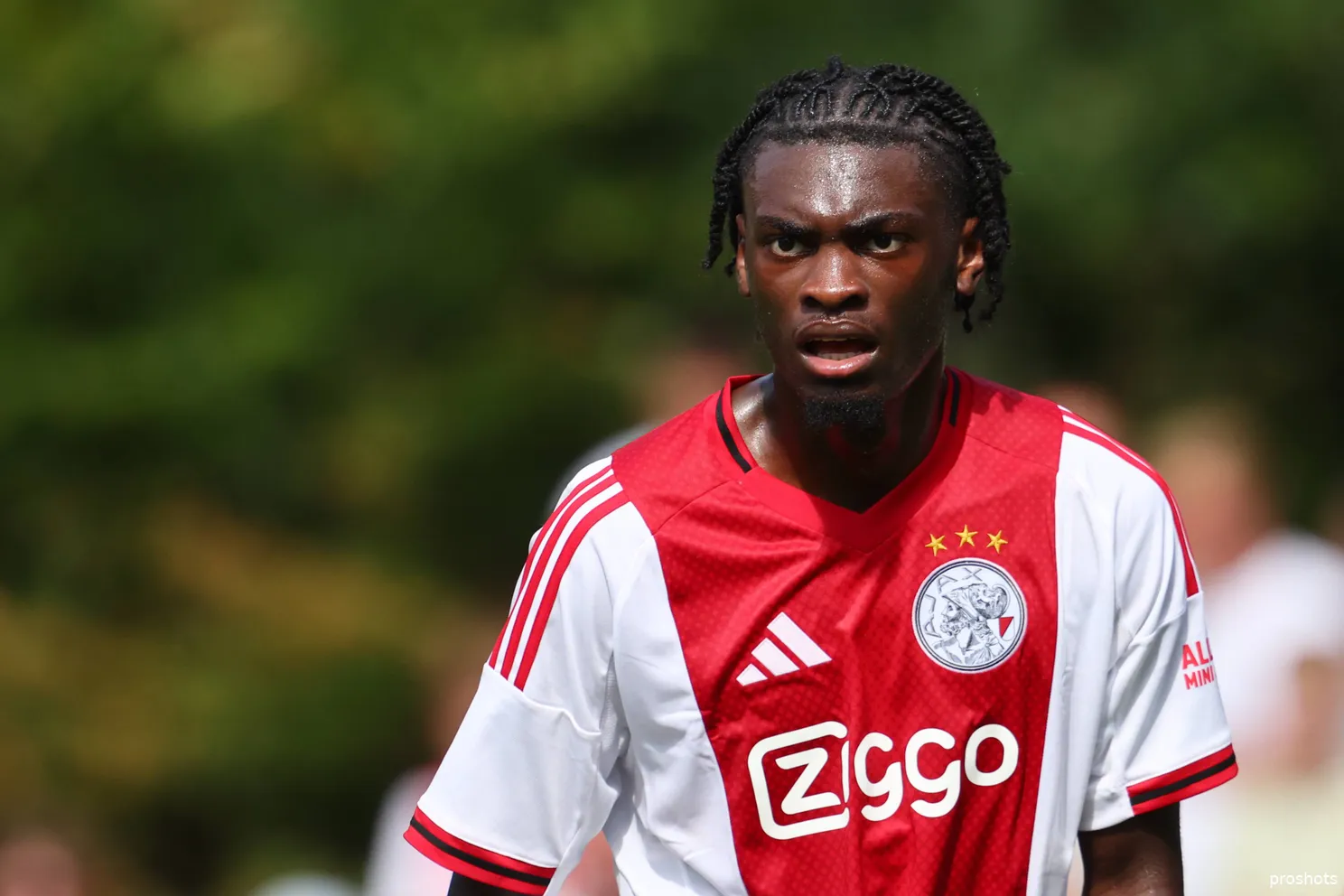 Ajax wint mede dankzij uitblinkende Mokio in oefenduel van PAOK