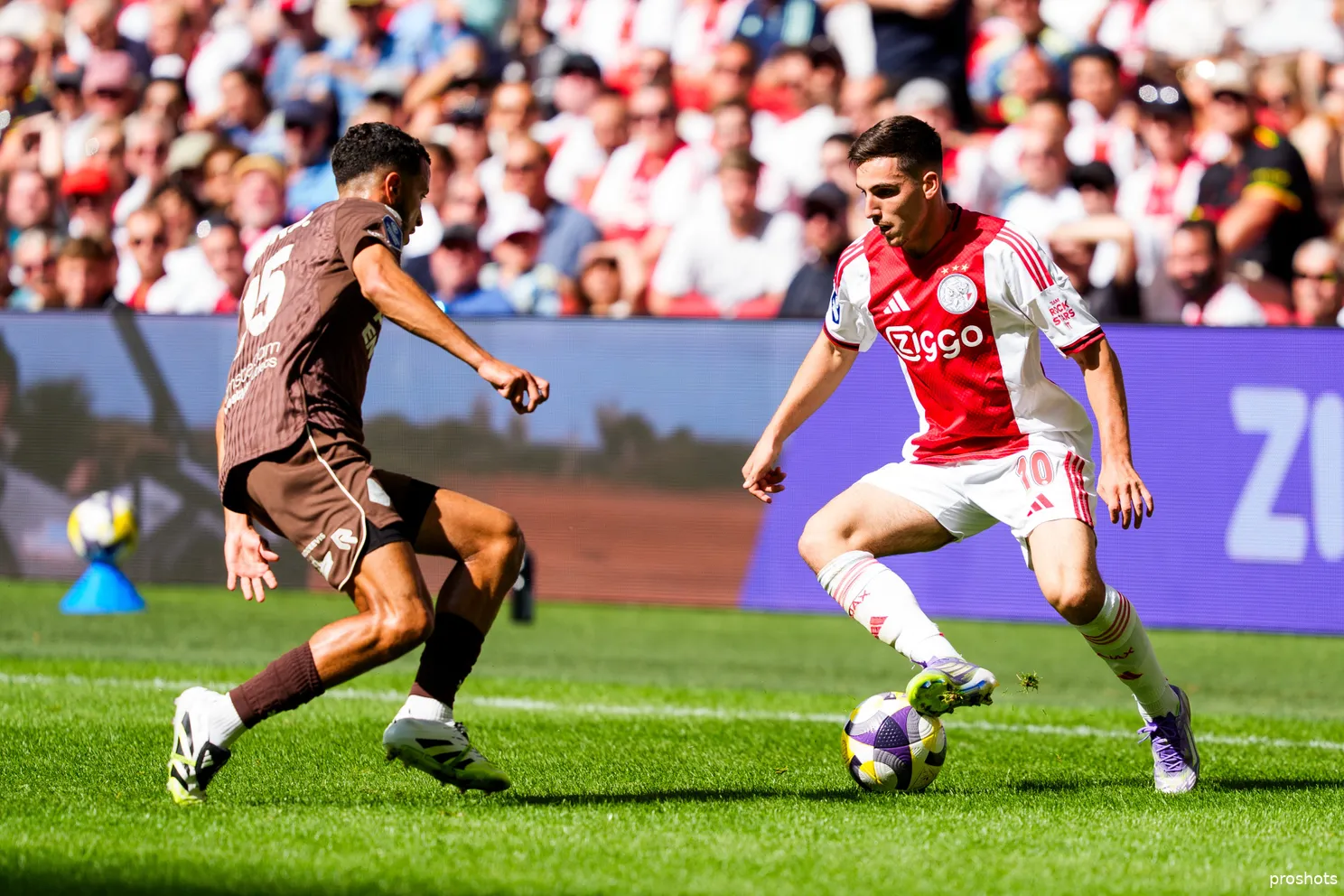 Ajax wint tijdens debuut Gloukh met 2-0 van Telstar in open wedstrijd