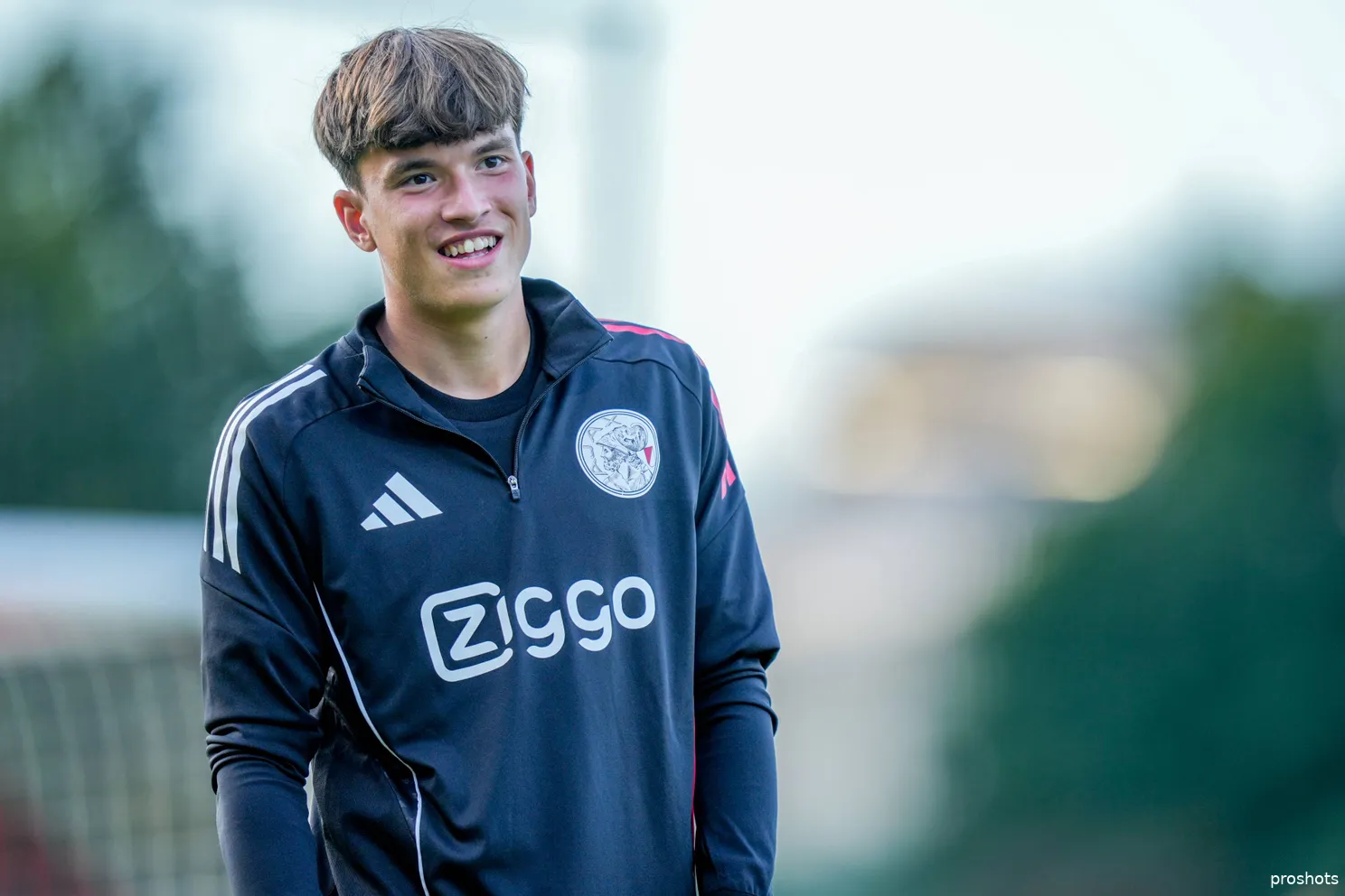 Van der Vaart doet belofte: 'Mocht hij in Ajax 1 gaan spelen, dan stop ik met het analyseren van ...