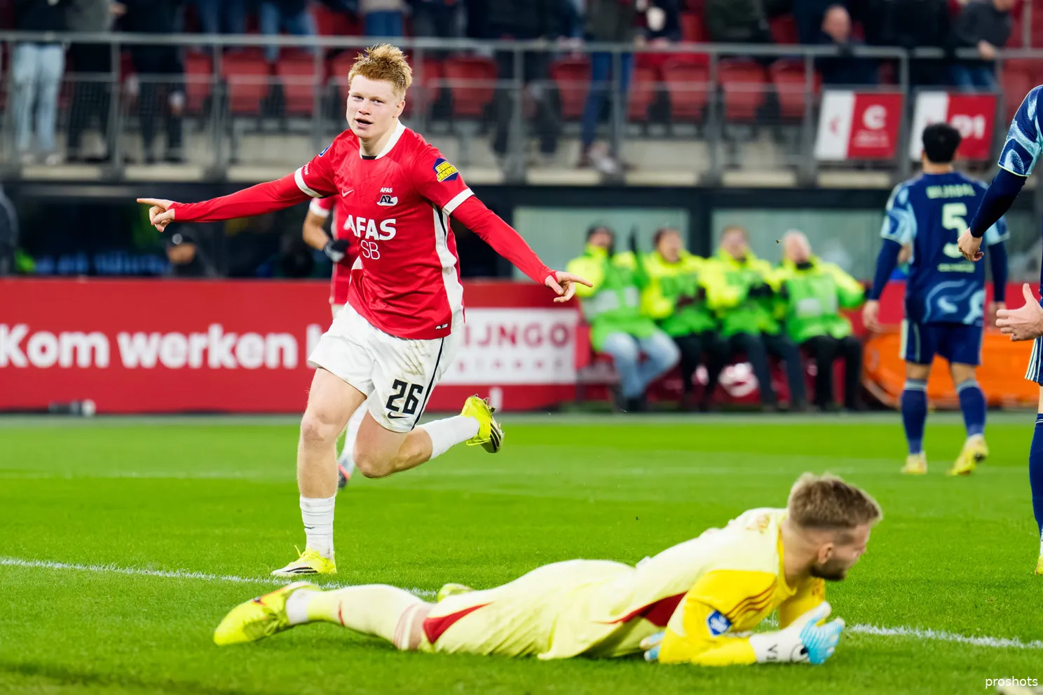 Ajax wordt totaal overklast en krijgt historisch pak slaag op bezoek bij AZ