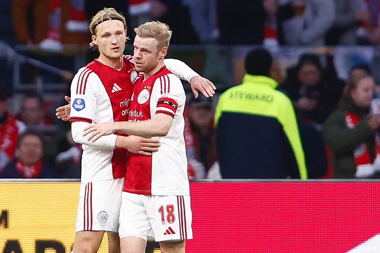 Ajax geeft comfortabele voorsprong compleet weg tegen Go Ahead Eagles en speelt gelijk