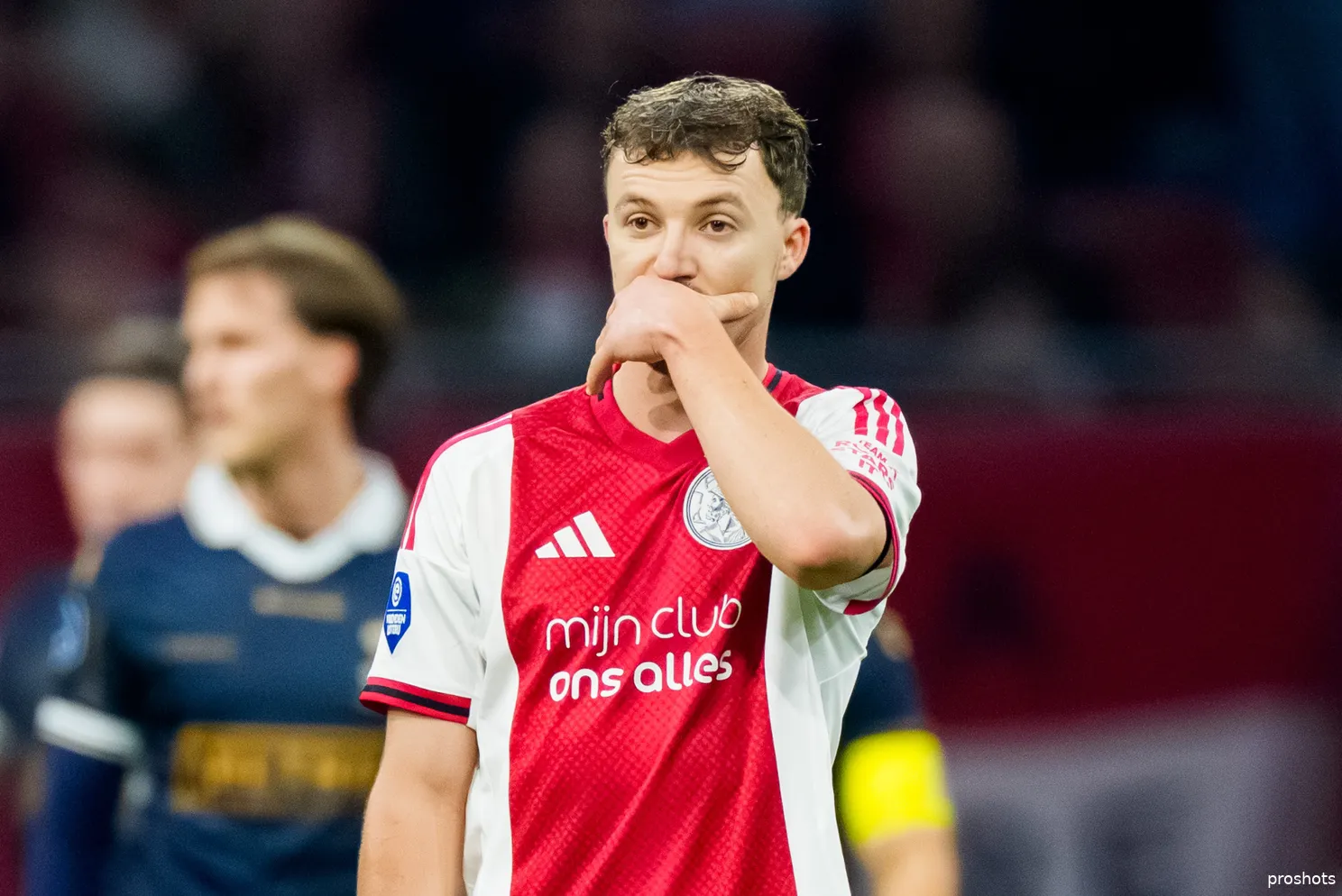 Ajax geeft comfortabele voorsprong compleet weg tegen Go Ahead Eagles en speelt gelijk