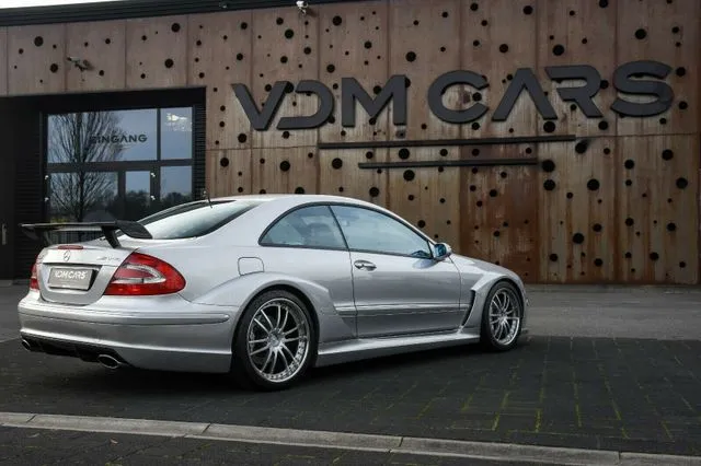 Deze überbrute CLK 55 DTM AMG kan binnenkort op jouw oprit staan