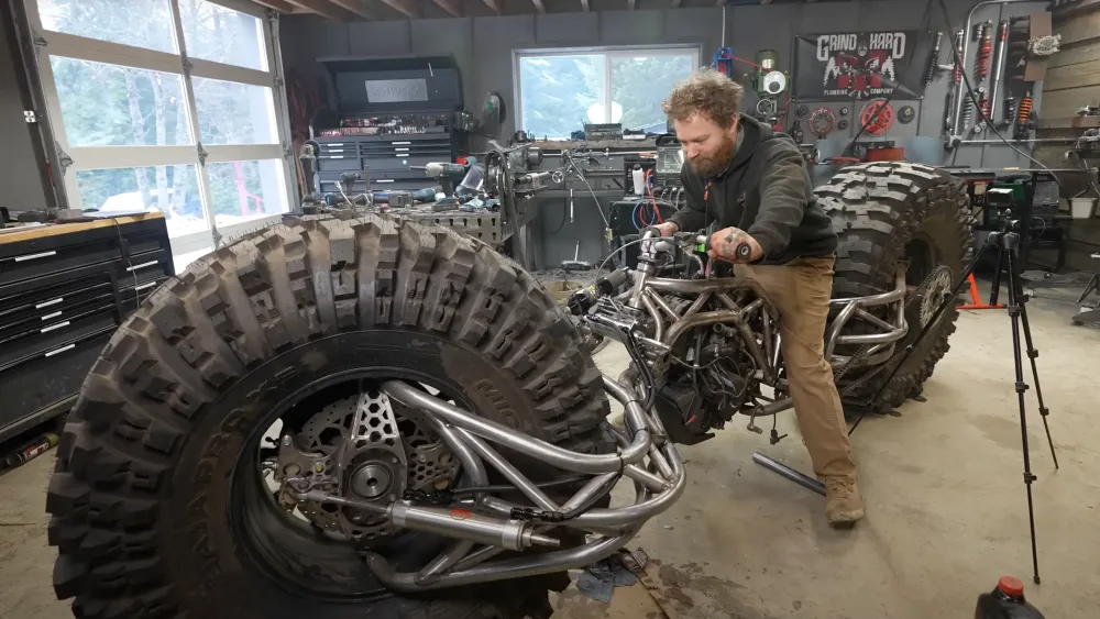 Grind Hard Plumbing Co. ontketent 'KTM Monster Chopper' met ...