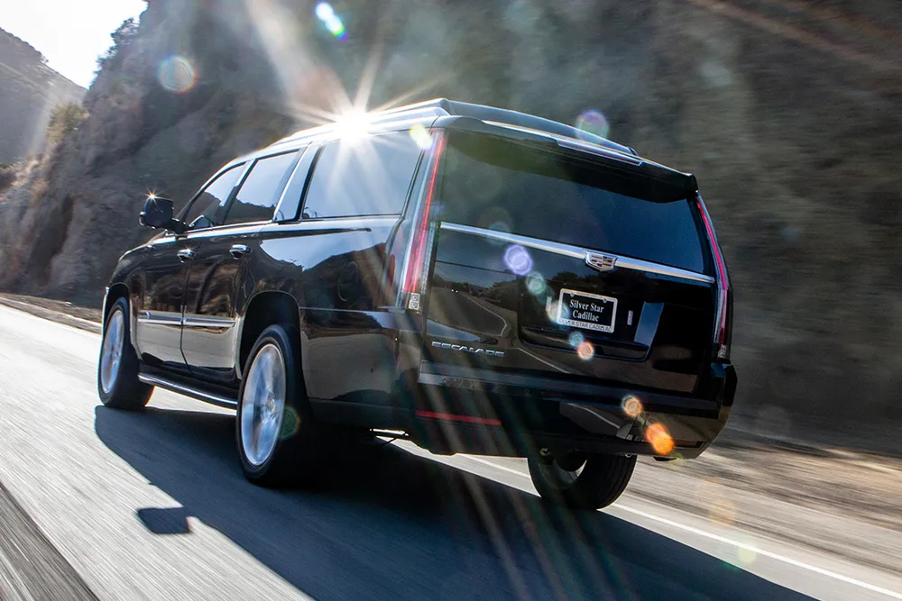 Deze brute Cadillac Escalade is met recht een tank op wielen