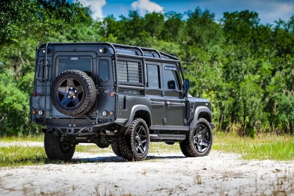 Deze custom Land Rover heeft het kloppende hart van een C6 Corvette