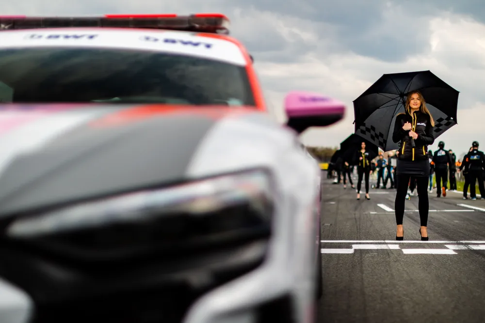 De mooiste Grid Girls van de ADAC GT Masters (en we geven tickets weg)