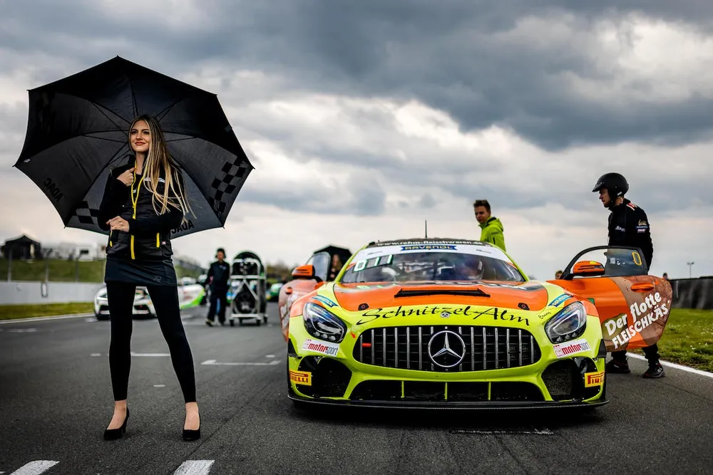 De mooiste Grid Girls van de ADAC GT Masters (en we geven tickets weg)