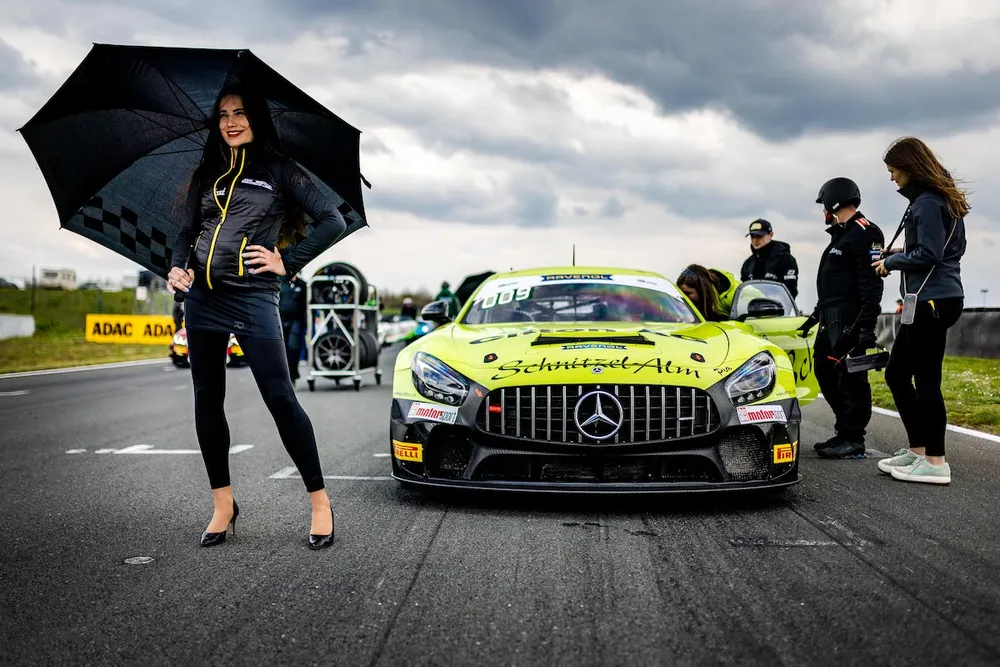 De mooiste Grid Girls van de ADAC GT Masters (en we geven tickets weg)