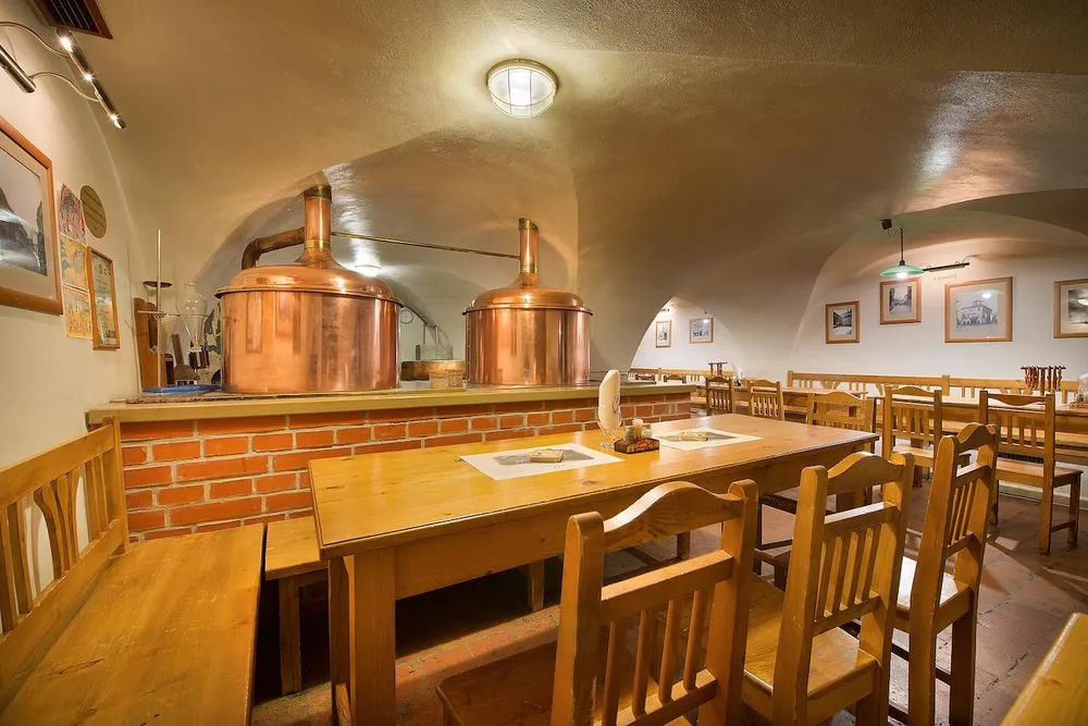 In Praag staat een bierhotel waar je kunt badderen met onbeperkt bier