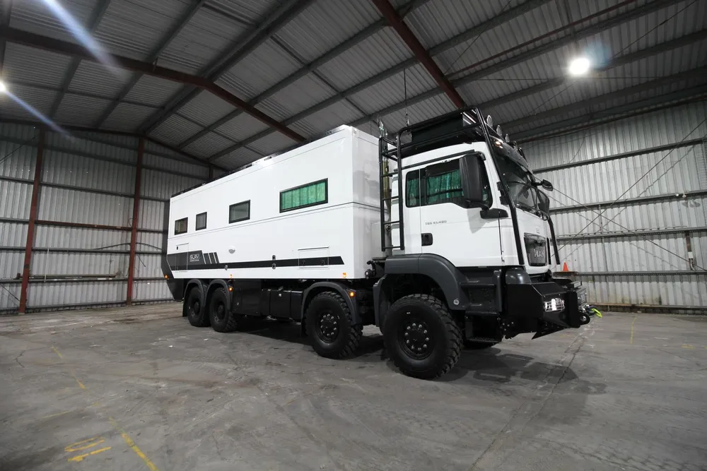 De SLRV Commander camper heeft twee verdiepingen