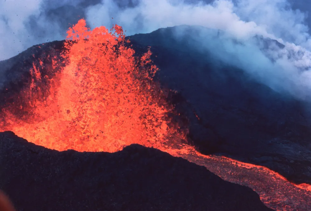 De grootste vulkaan ter wereld Mauna Loa spuwt weer lava de lucht in