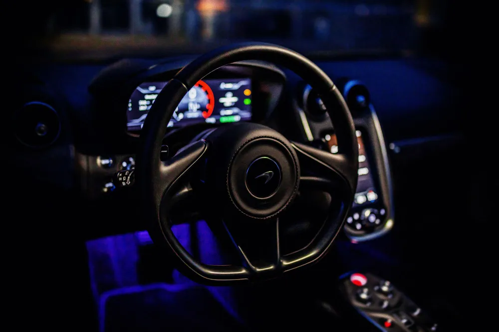 On Tour met techno dj Colyn in een McLaren GT: “Dit is een ...