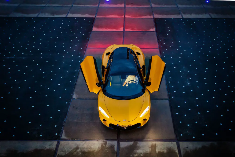 On Tour met techno dj Colyn in een McLaren GT: “Dit is een ...