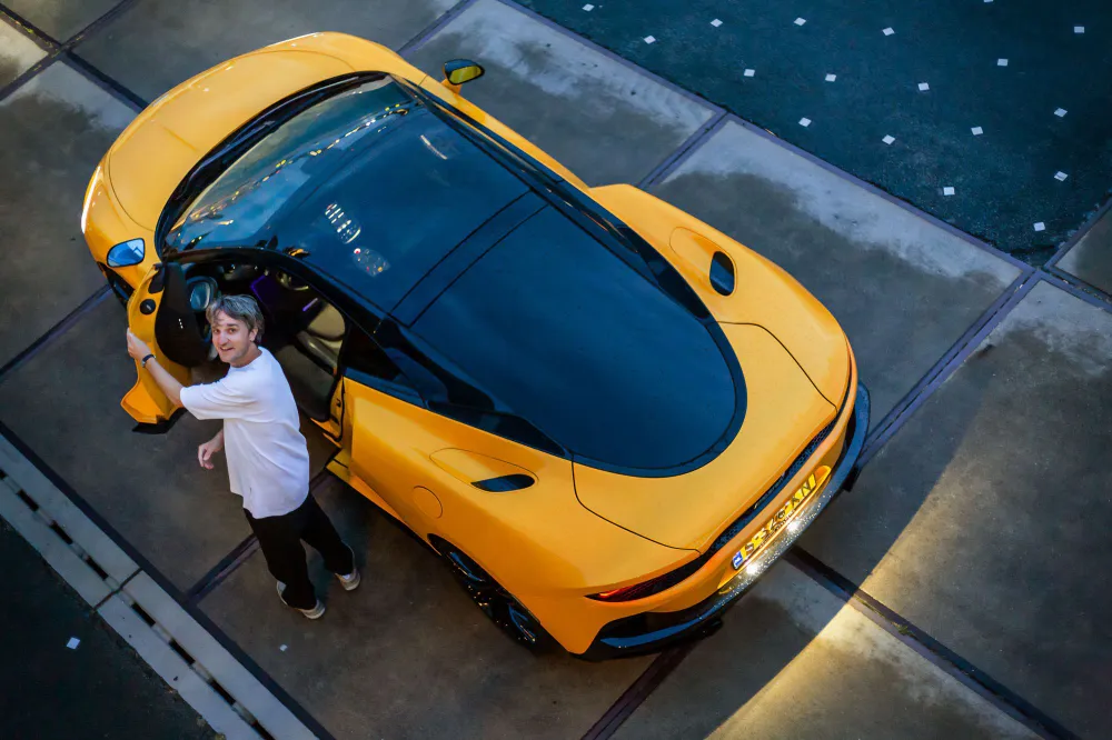 On Tour met techno dj Colyn in een McLaren GT: “Dit is een ...