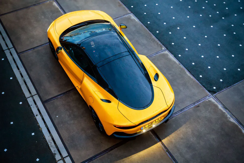 On Tour met techno dj Colyn in een McLaren GT: “Dit is een ...