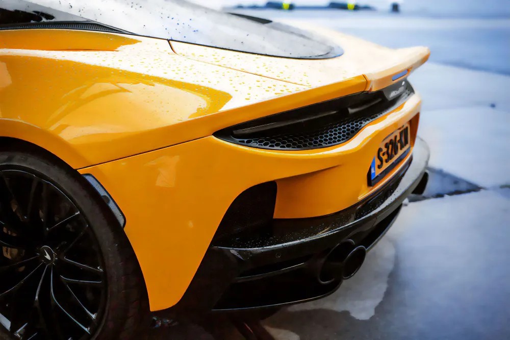 On Tour met techno dj Colyn in een McLaren GT: “Dit is een ...