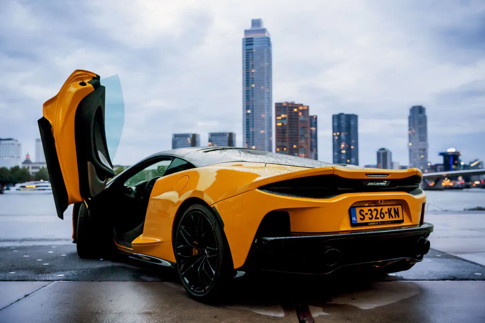 On Tour met techno dj Colyn in een McLaren GT: “Dit is een ...