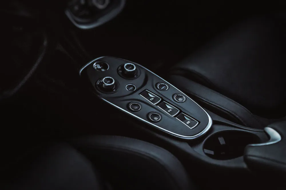 On Tour met techno dj Colyn in een McLaren GT: “Dit is een ...