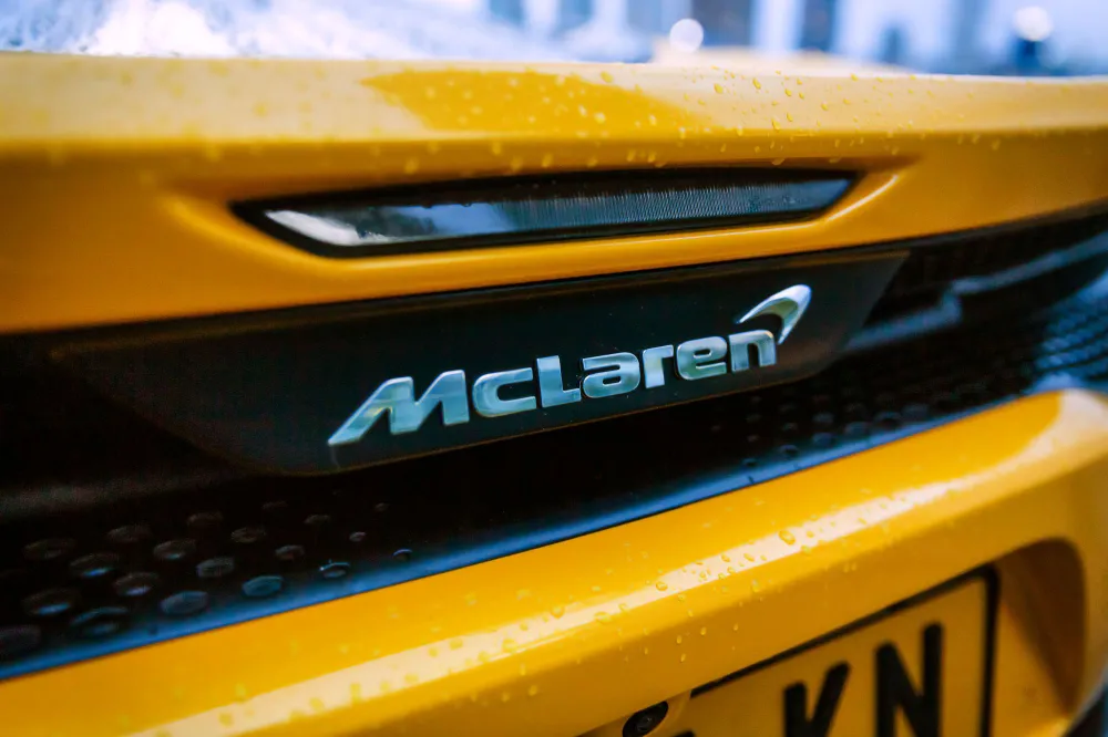 On Tour met techno dj Colyn in een McLaren GT: “Dit is een ...