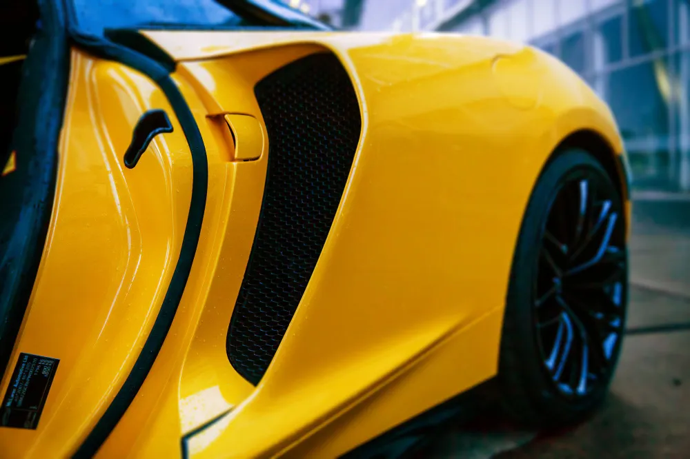 On Tour met techno dj Colyn in een McLaren GT: “Dit is een ...