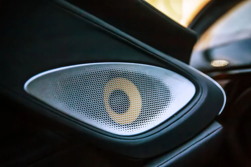 On Tour met techno dj Colyn in een McLaren GT: “Dit is een ...