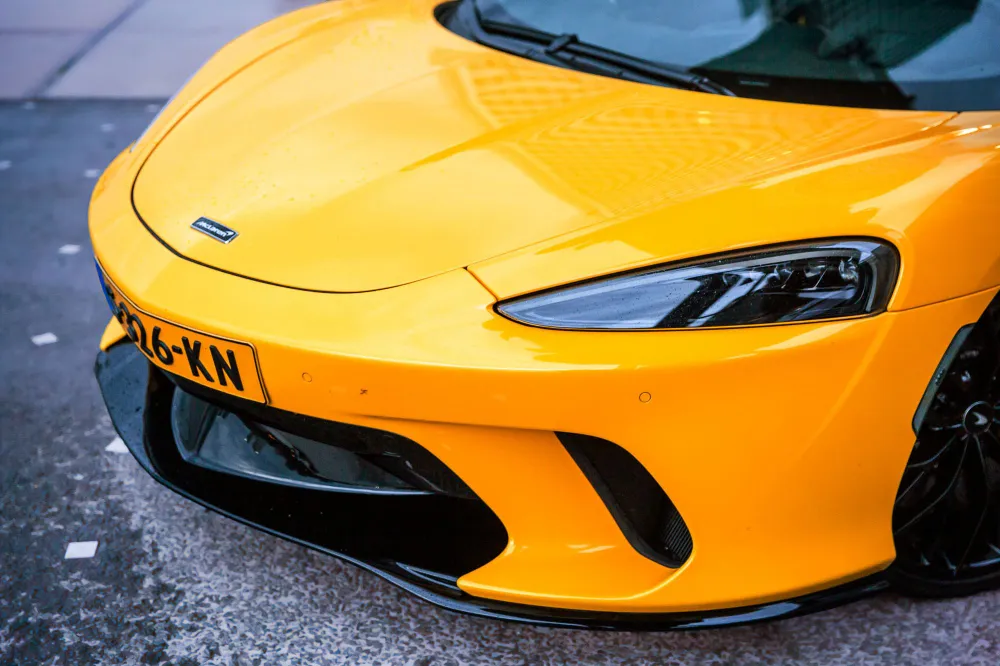 On Tour met techno dj Colyn in een McLaren GT: “Dit is een ...