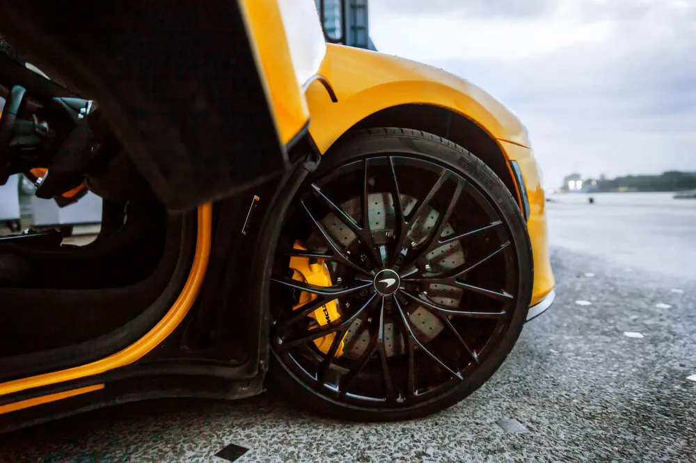 On Tour met techno dj Colyn in een McLaren GT: “Dit is een ...