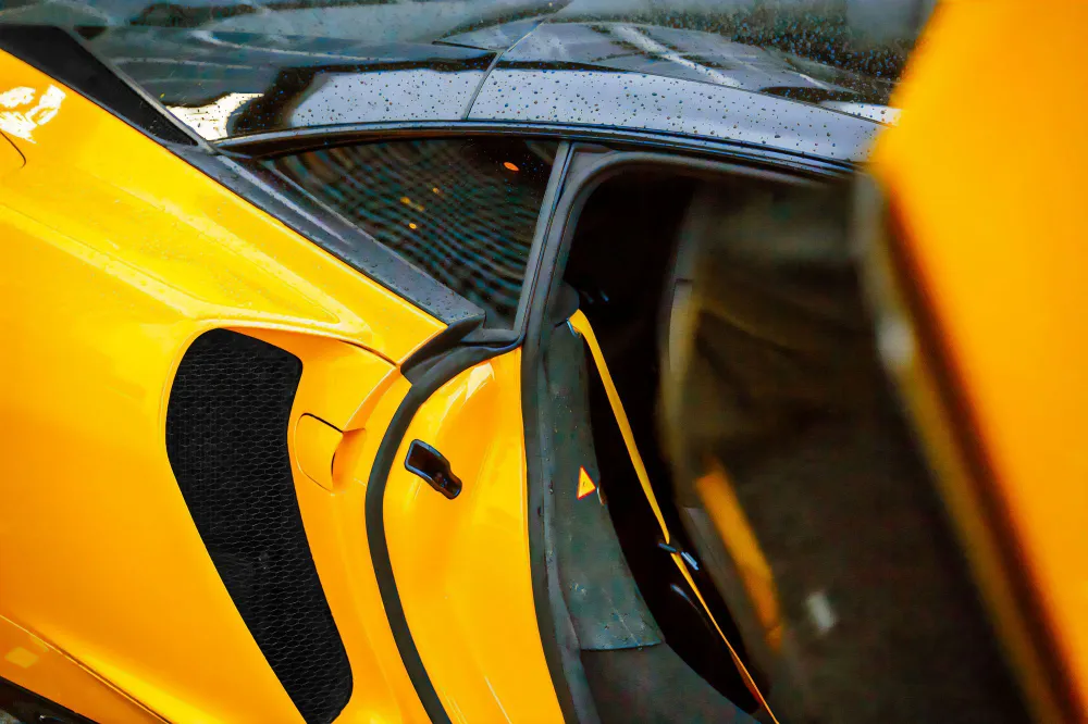 On Tour met techno dj Colyn in een McLaren GT: “Dit is een ...