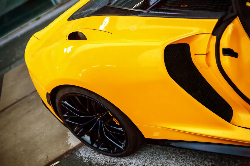 On Tour met techno dj Colyn in een McLaren GT: “Dit is een ...