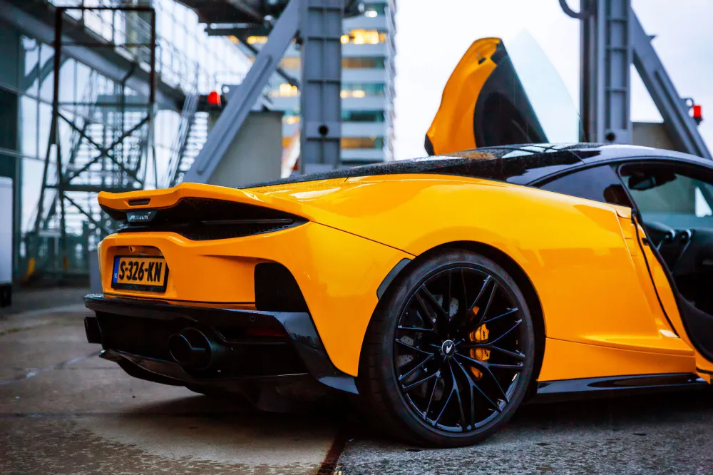 On Tour met techno dj Colyn in een McLaren GT: “Dit is een ...
