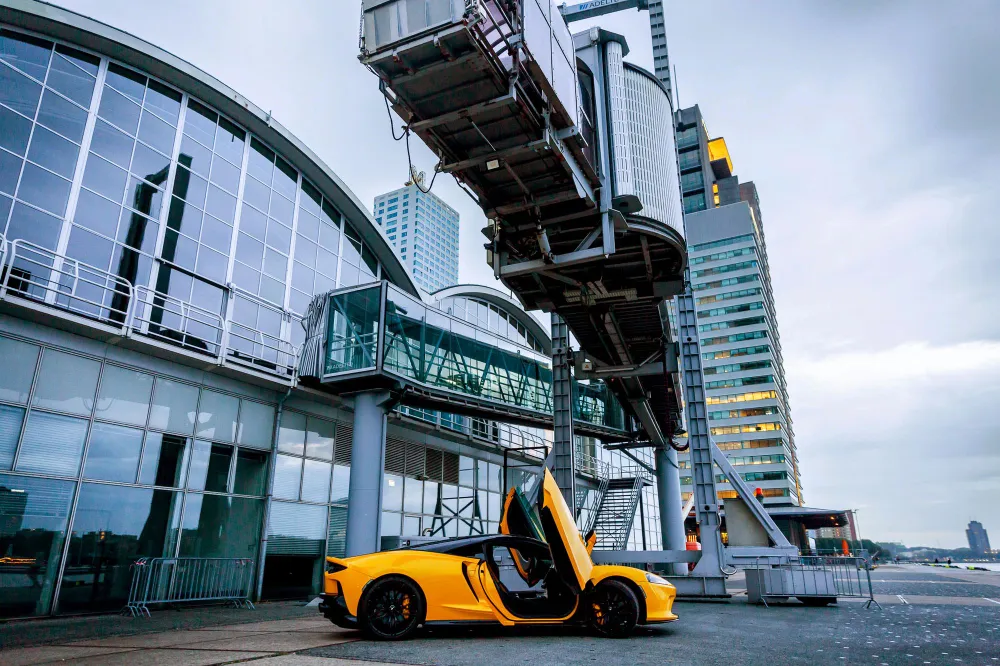 On Tour met techno dj Colyn in een McLaren GT: “Dit is een ...