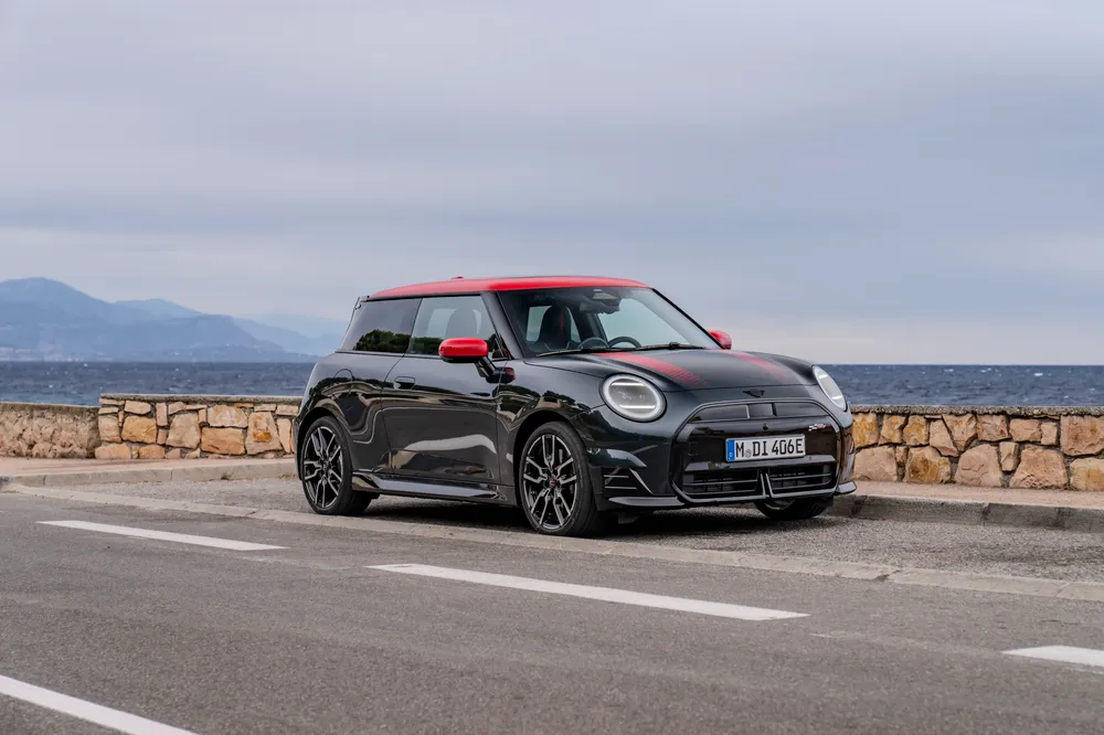 Dit brute racemonstertje van MINI Cooper is één en al duurzaam