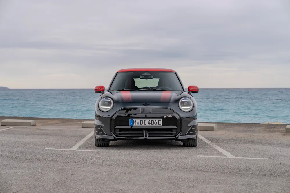 Dit brute racemonstertje van MINI Cooper is één en al duurzaam