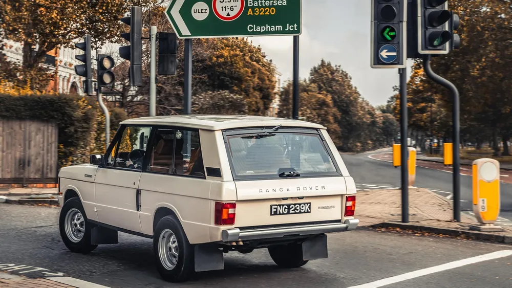 Britse knapen zijn het milieuregelement te slim af door oude Range Rover