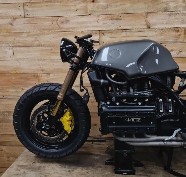 Hoe je van een oude BMW K1100 een gruwelijke custom made bike maakt