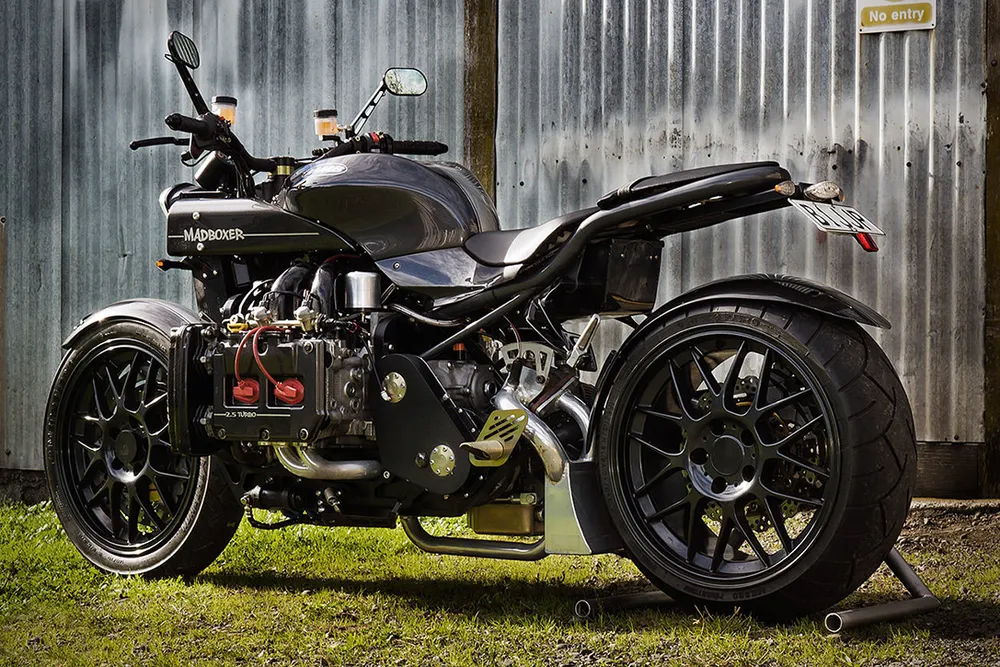 The Mad Boxer is een getikte custom bike die om een Subaru WRX-motor ...