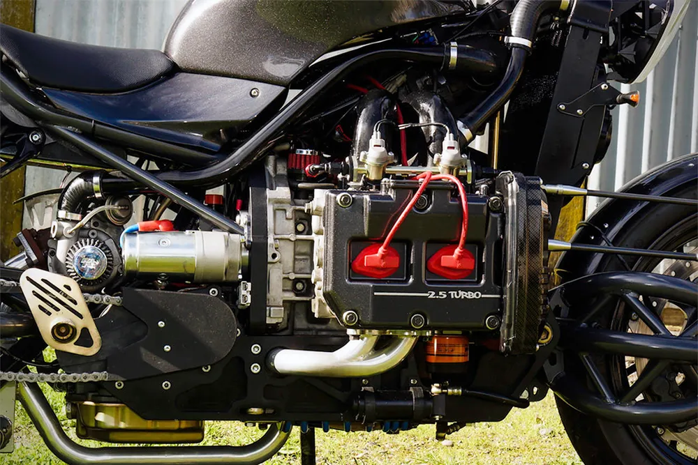 The Mad Boxer is een getikte custom bike die om een Subaru WRX-motor ...
