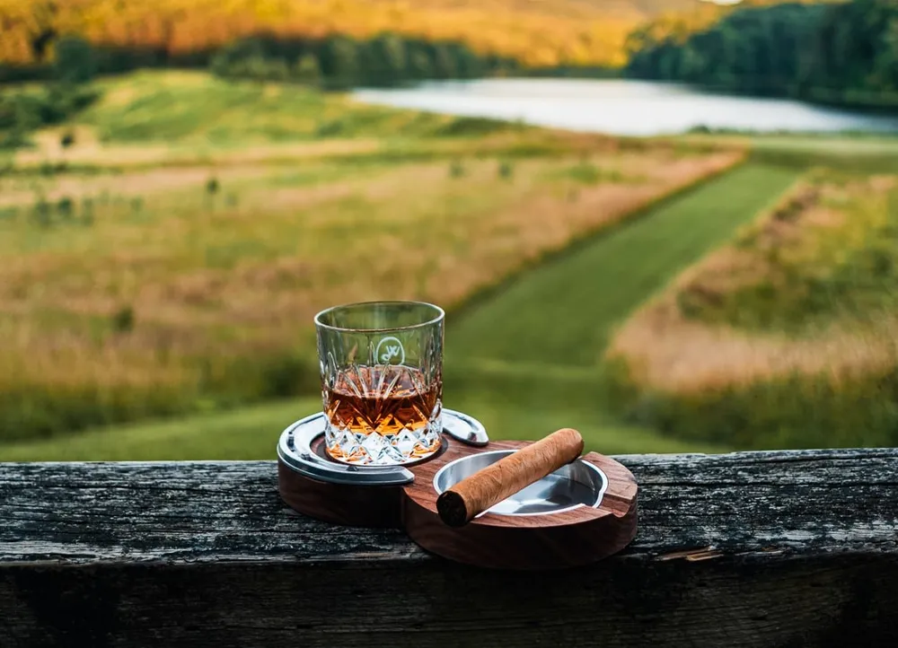 Drink je whisky en rook je sigaren in stijl met deze handgemaakte ...