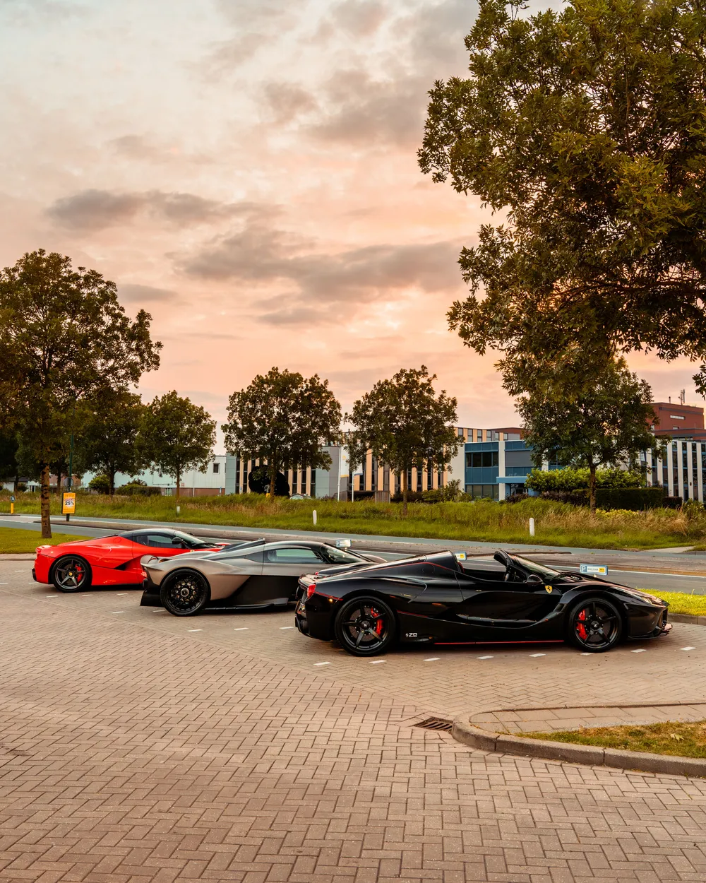 Hypercar trio's: LaFerrari, Valkyrie en LaFerrari Aperta in hun pracht