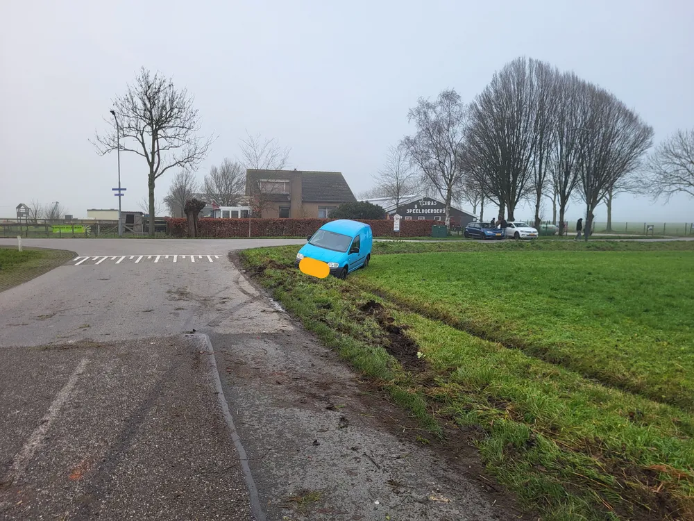 Automobilist raakt controle over stuur kwijt en komt in sloot terecht