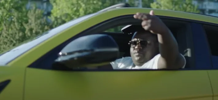 Bigidagoe confronteert undercoveragenten die hem achtervolgen