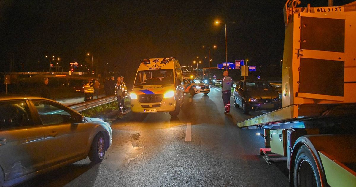 Twee personenauto's botsen op elkaar op N242 bij Alkmaar