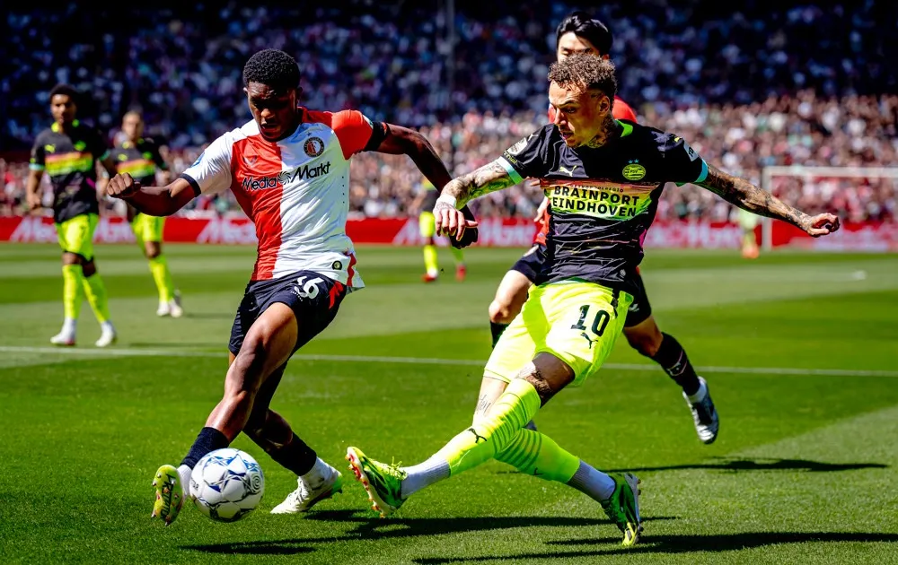 PSV met magistrale eindspurt met 2-3 langs Feyenoord, Noa Lang scoort ...
