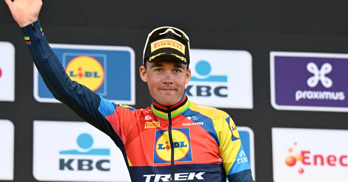 Ben Turner wins at La Vuelta! Briton outsprints Jasper Philipsen as ...