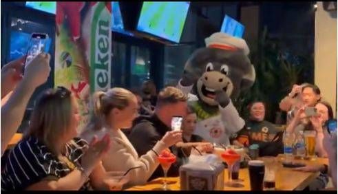 [VIDEO] Luke Littler viert 19de verjaardag alvast met stier-kok in ...