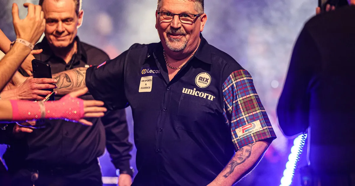 Glorious Gary Anderson throws nine-darter during Players Championship 5!