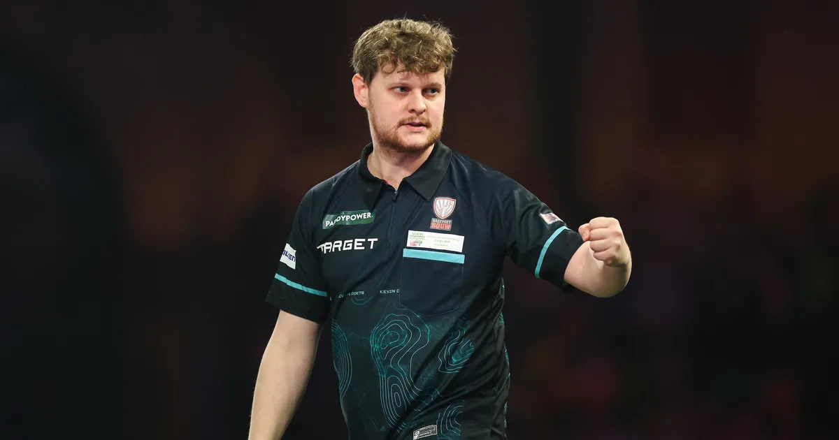 Kevin Doets zorgt voor eerste grote WK-stunt en stuurt Michael Smith ...