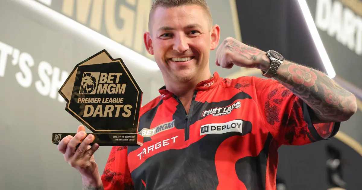 "Het niveau is buitenaards" - Nathan Aspinall prijst 'beste Premier ...