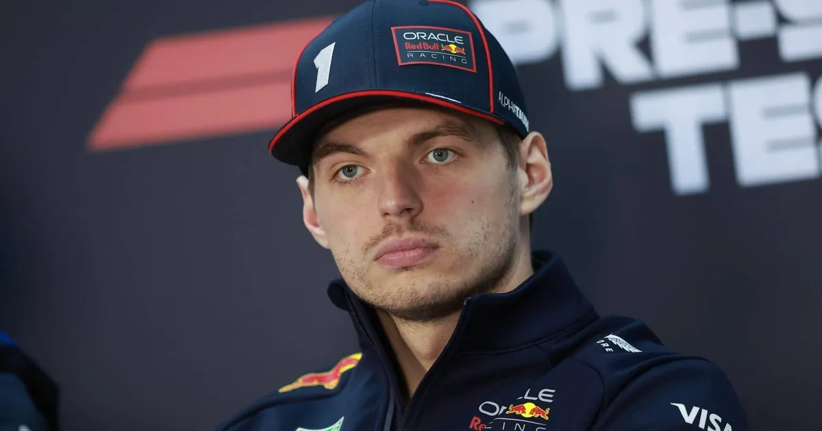 Verstappen krijgt weinig ruimte van Hamilton en vloekt het uit op de ...